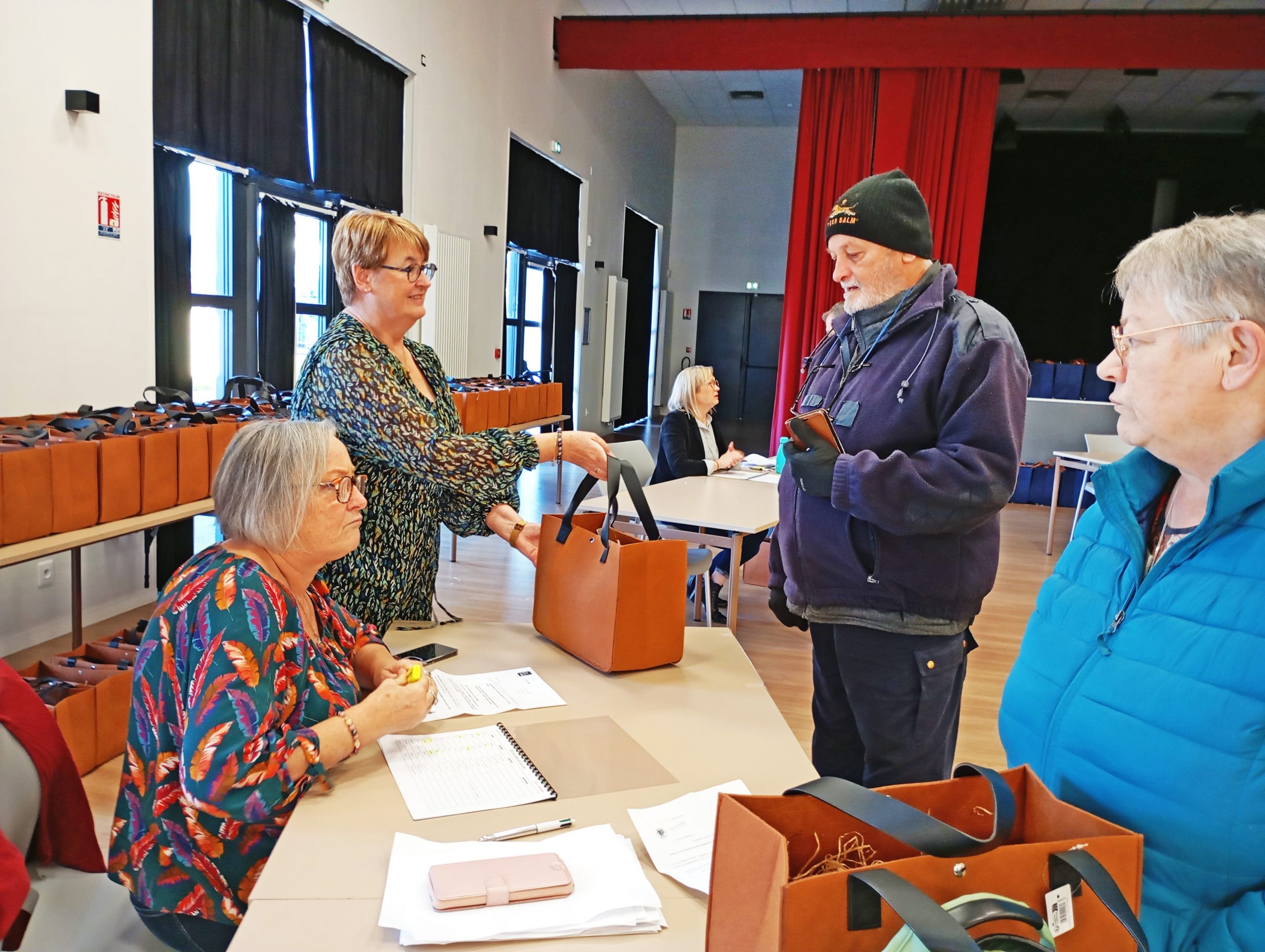 Mairie de Boos - Le CCAS a remis les colis aux séniors - Mairie de Boos